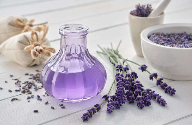 Acqua alla lavanda benefici per acne e viso pelle